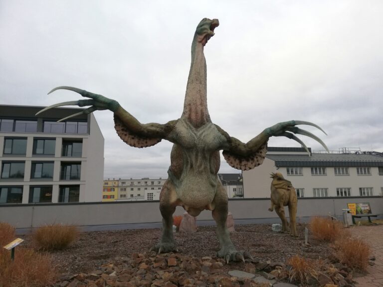 Therizinosaurus: The Clawed Herbivore That Looks Like a Movie Monster ...