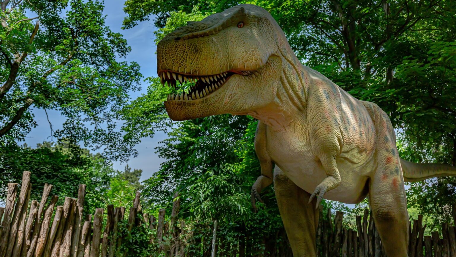 The Deadliest Claws in the Dinosaur World Meet Therizinosaurus – Dino World