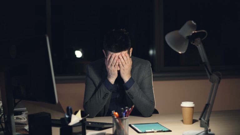 8 Signs You’re Experiencing Burnout And How To Recover Effectively ...